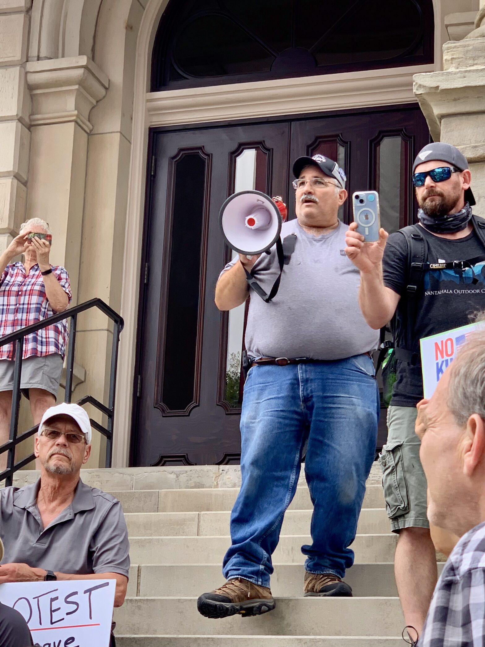 No Kings protest draws more than 1,000 to Licking County Courthouse for ...